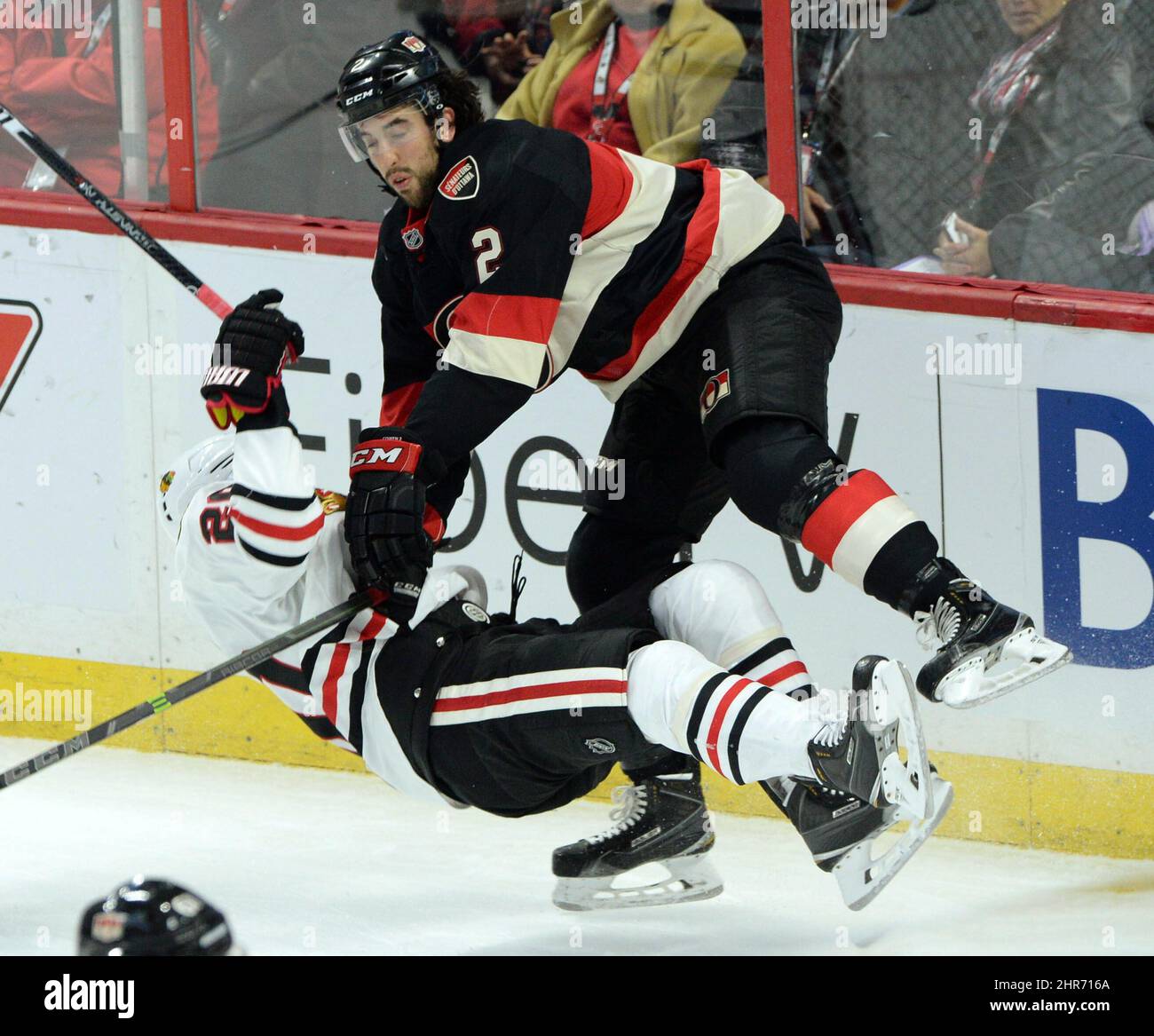 Jared Cowen, de los Senadores de Ottawa, slama Brandon Saad de Chicago ... Jared Cowen, de los Senadores de Ottawa, slama Brandon Saad de Chicago ...