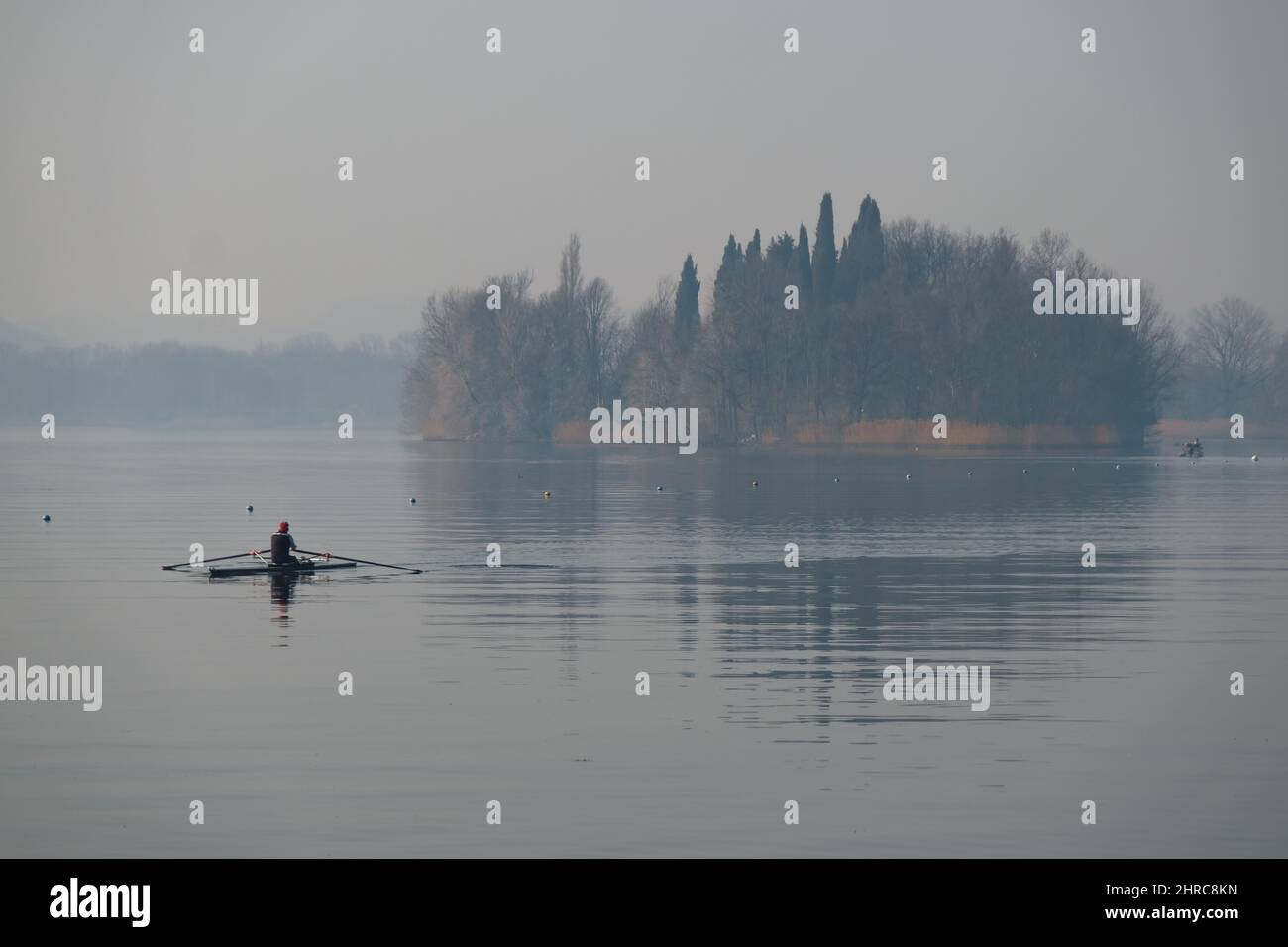 Una persona remando en un bote fotografías e imágenes de alta ...