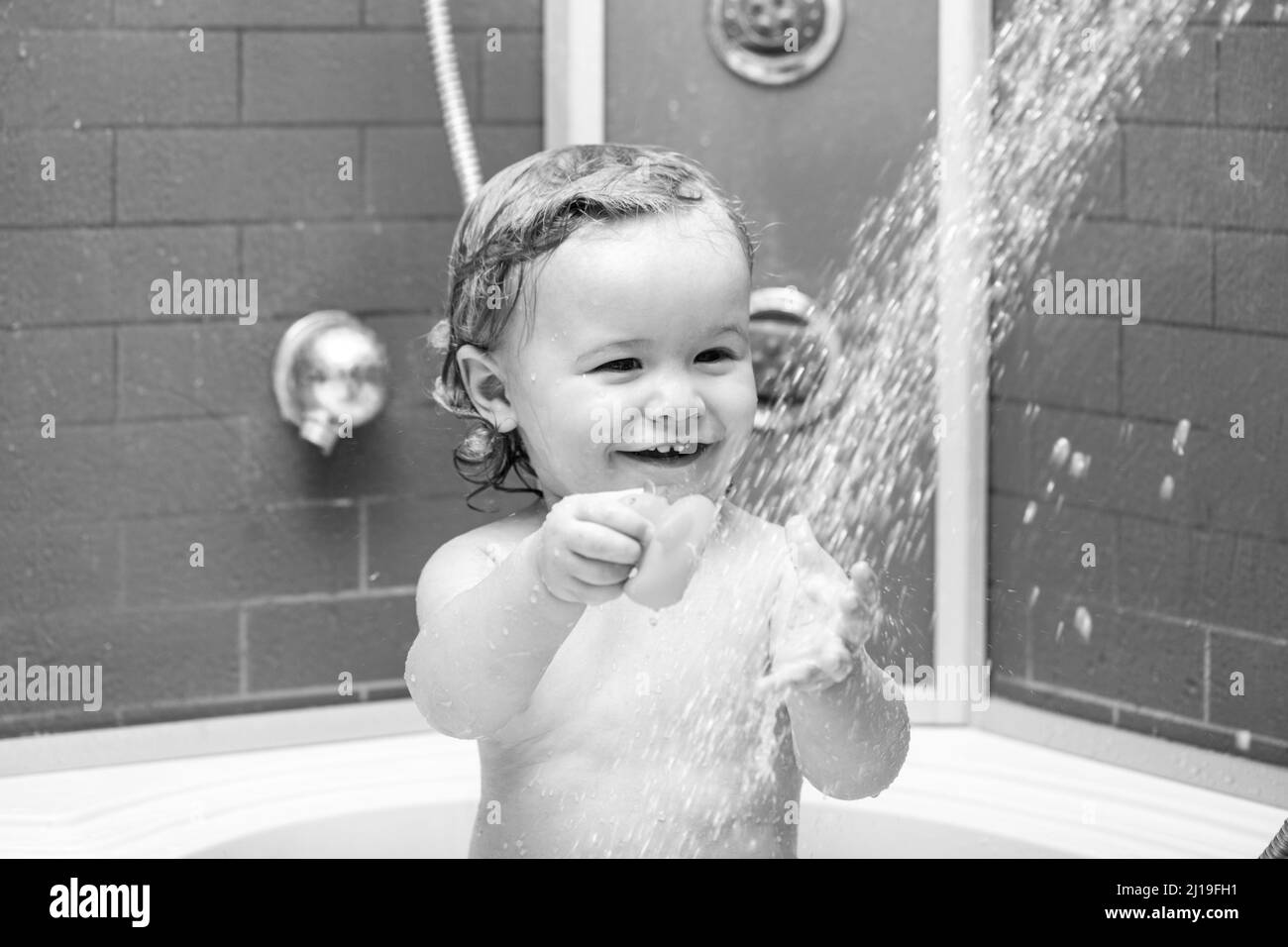 Niño Pequeño Lavándose En Un Baño En Espuma Niño En La Ducha