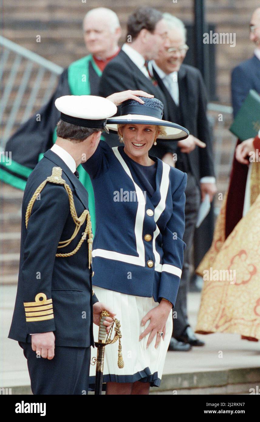 Hrh La Princesa De Gales La Princesa Diana Y Hrh El Príncipe De Gales
