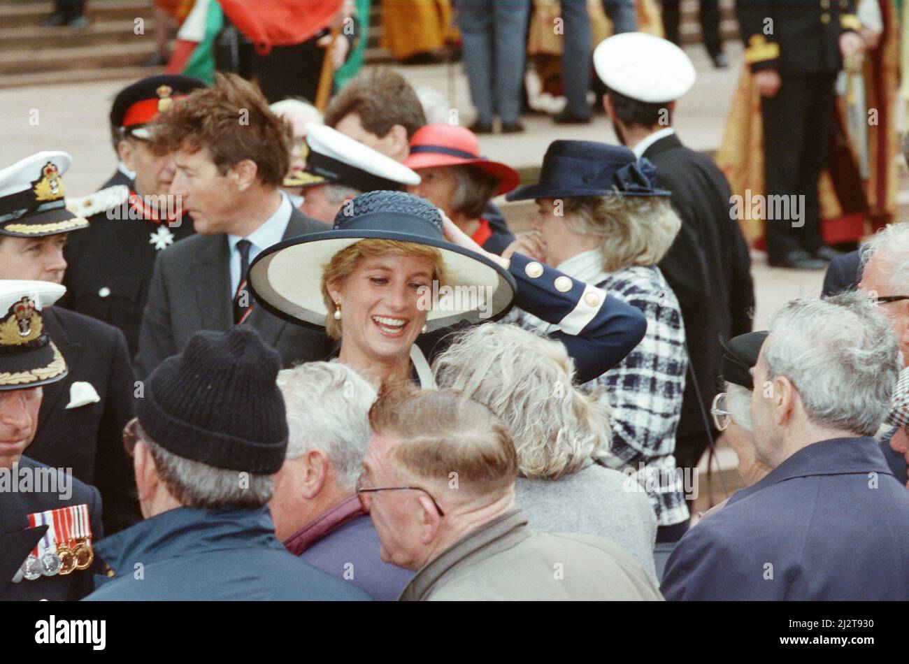 Hrh La Princesa De Gales La Princesa Diana Y Hrh El Príncipe De Gales