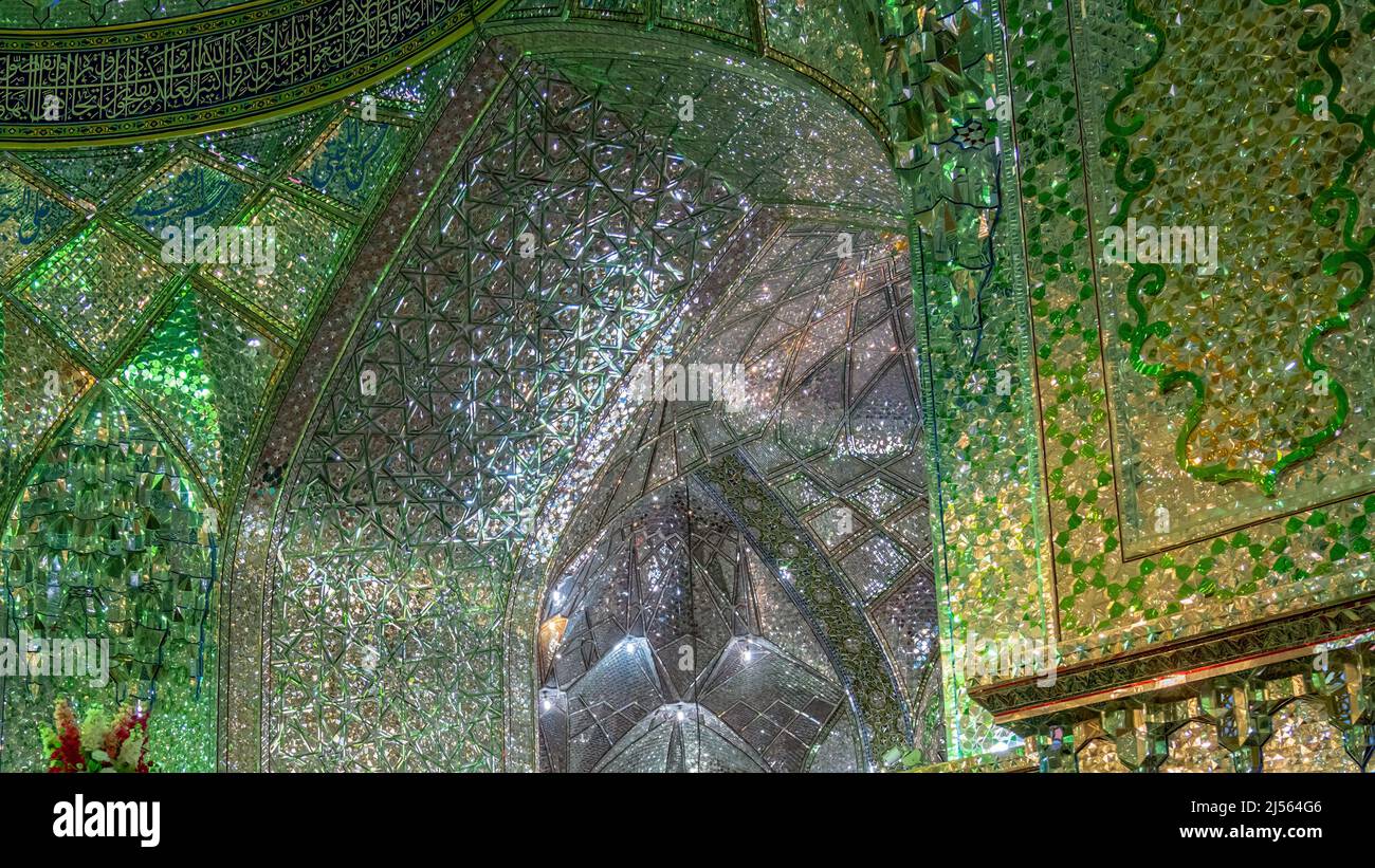 Shiraz, Irán - mayo de 2019: Diseño interior del santuario y mausoleo ... Shiraz, Irán - mayo de 2019: Diseño interior del santuario y mausoleo ...