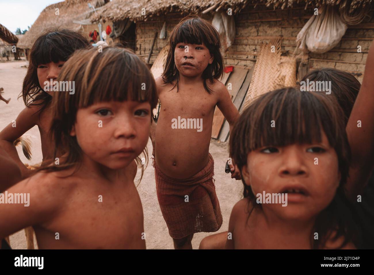 Grupo De Niños Indios De Una Tribu Indígena Amazónica En Brasil Mirando