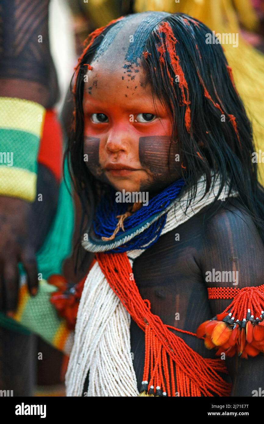 Niña Indígena De Una Tribu Amazónica En Brasil Con Arte Tribal Pintado