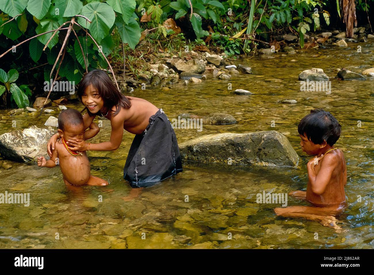 Niños Y Niñas Bañandose En Un Rio Fotografías E Imágenes De Alta