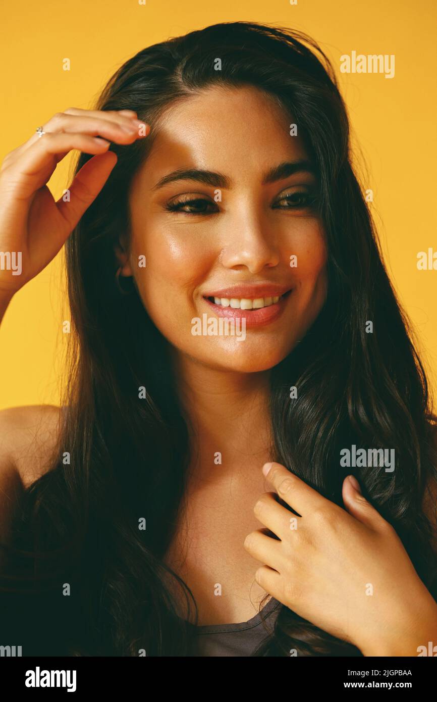 Fotografía De Belleza De Mujer Latina Hispana Sonriendo Con Un Adulto