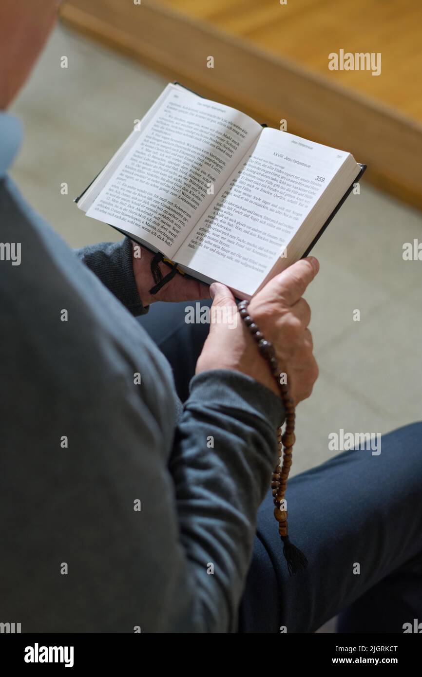 Manos De Un Hombre Mayor Con Cuentas Abiertas De Biblia O Evangelio Y