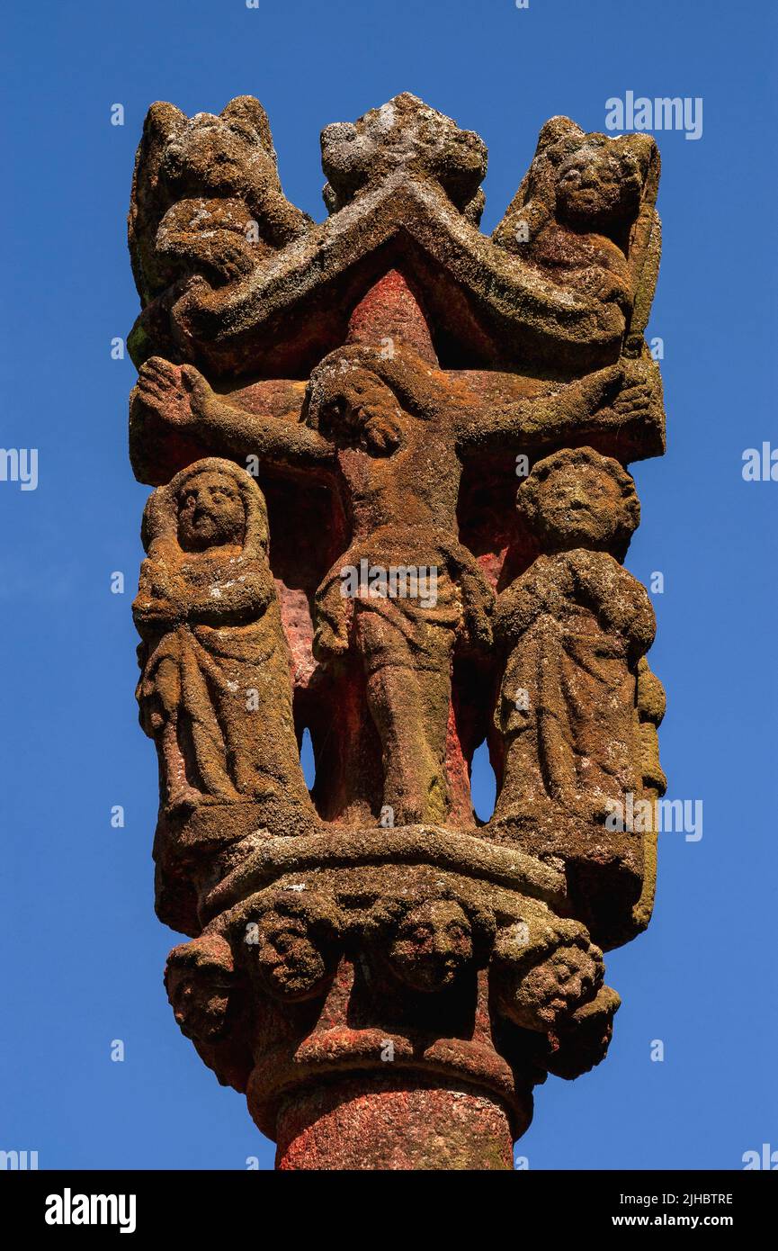 Cabeza de una cruz de piedra inclinada, esculpida en 1424, que ...