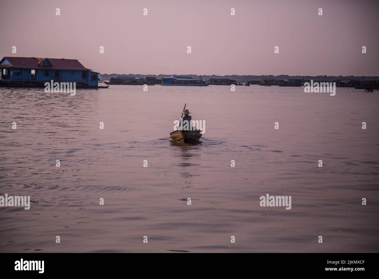 Una persona remando en un bote fotografías e imágenes de alta ...