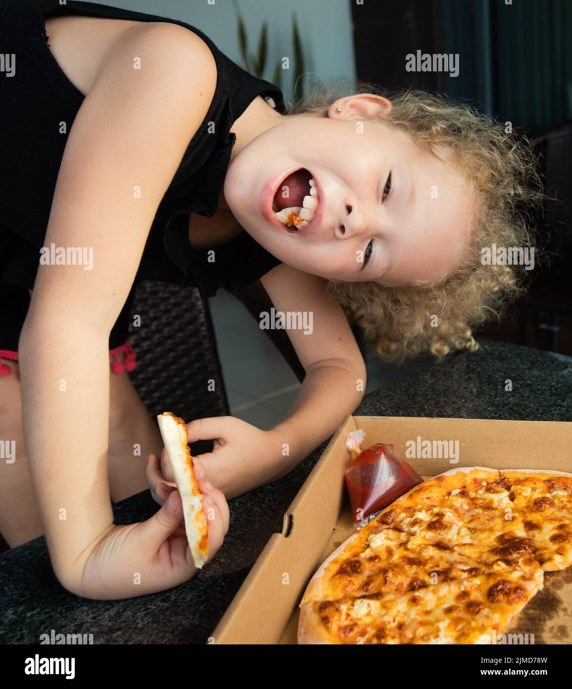 Niños Felices Comiendo Fotografías E Imágenes De Alta Resolución
