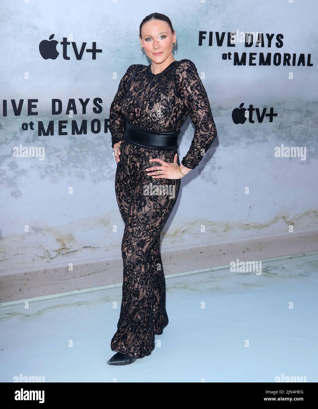 Cassie De Pecol Llega Al Evento Premiere De La Alfombra Roja Para La Serie Limitada De Apple Tv