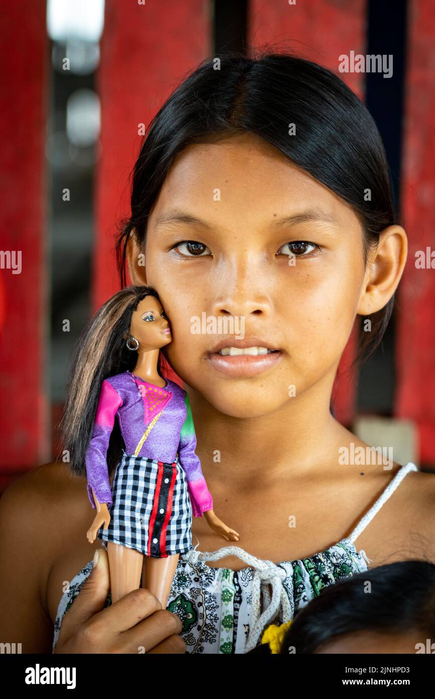 Chicas Peruanas Sonriendo Fotografías E Imágenes De Alta Resolución Alamy