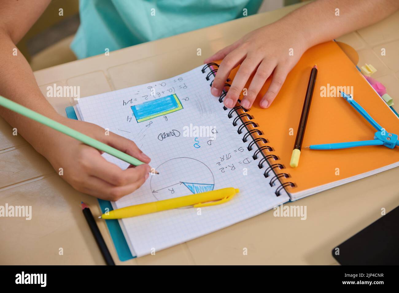 Vista Superior De Un Copybook De Matemáticas Y Una Mano De Un