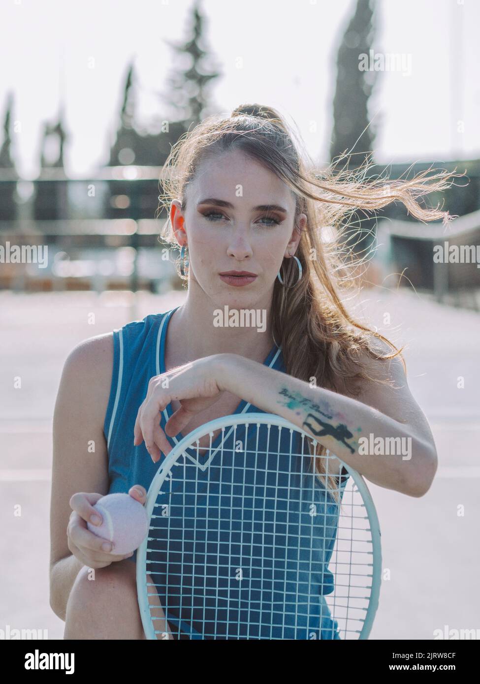 Una Jugadora De Tenis Caucásica En Una Cancha Con Una Pelota De Tenis Y
