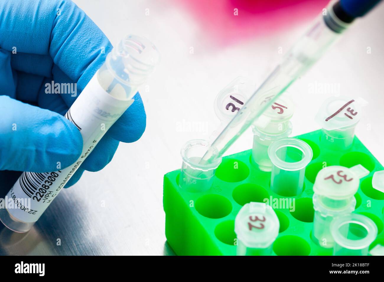 Primer Plano De Un Científico Extrayendo Adn Mediante La Técnica De