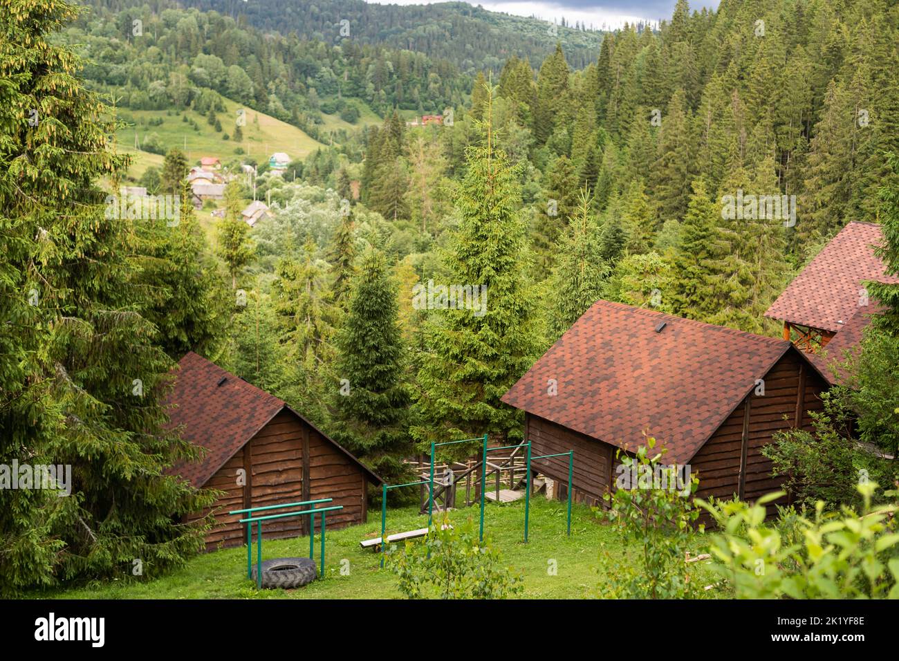 Roofing chalet fotografías e imágenes de alta resolución - Alamy