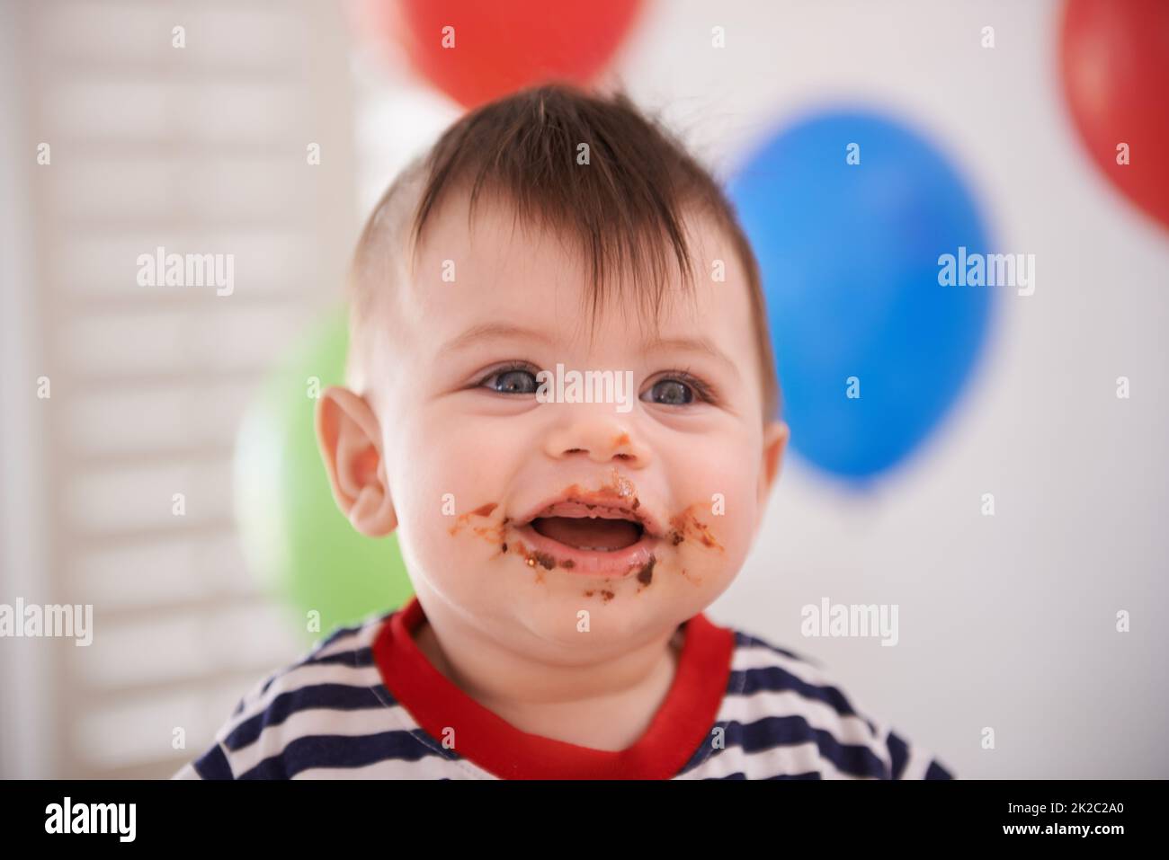 Niños Comiendo Pastel Cumpleaños Fotografías E Imágenes De Alta