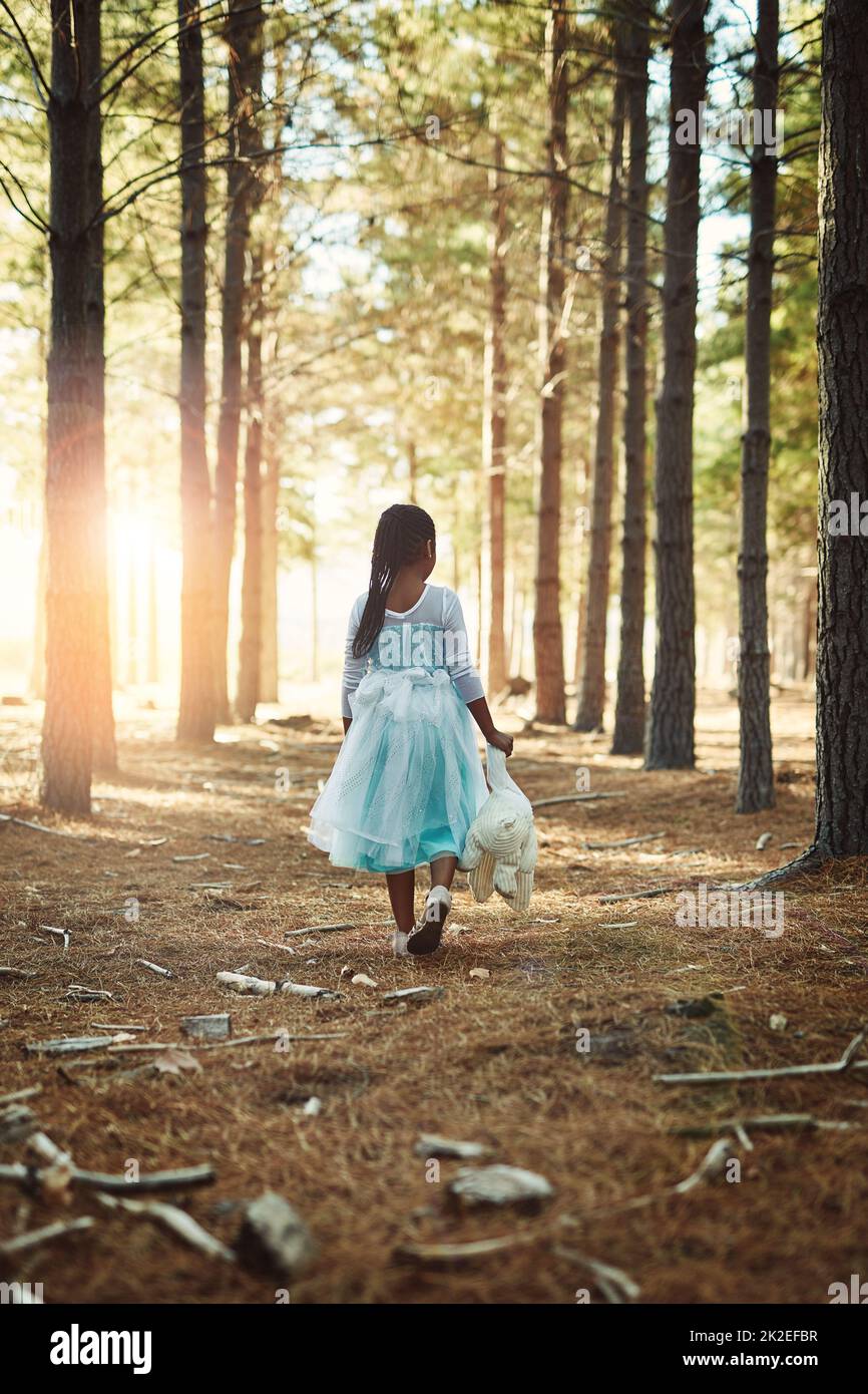Niña Caminando Fotografías E Imágenes De Alta Resolución Alamy