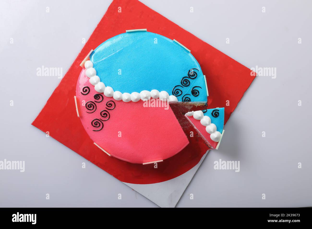 Pastel de cumpleaños aislado sobre fondo blanco Fotografía de stock - Alamy Pastel de cumpleaños aislado sobre fondo blanco Fotografía de stock - Alamy