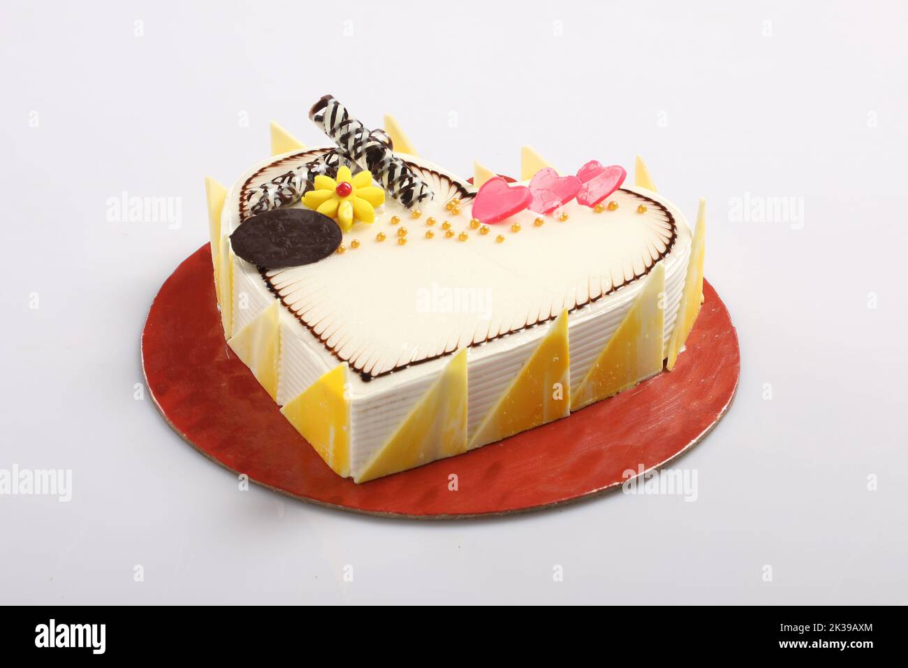 Pastel de cumpleaños aislado sobre fondo blanco Fotografía de stock - Alamy Pastel de cumpleaños aislado sobre fondo blanco Fotografía de stock - Alamy