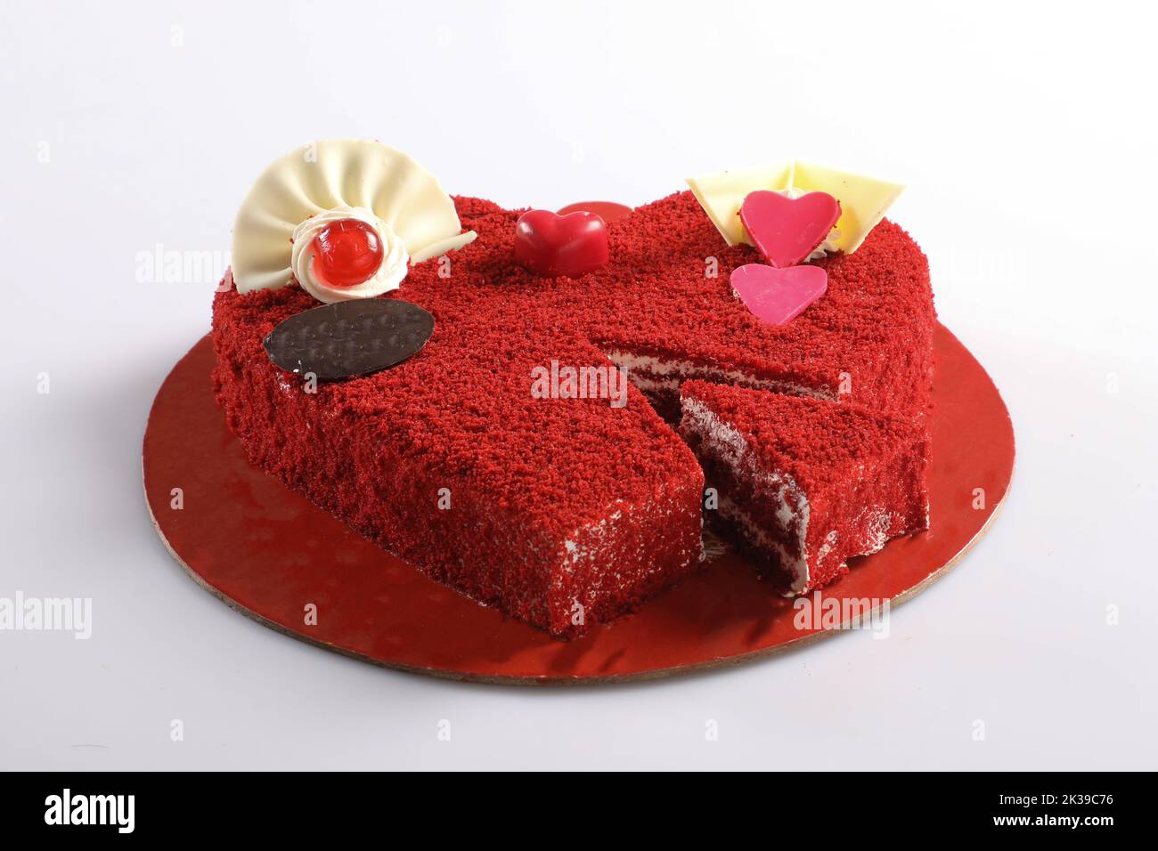 Pastel de cumpleaños aislado sobre fondo blanco Fotografía de stock - Alamy Pastel de cumpleaños aislado sobre fondo blanco Fotografía de stock - Alamy