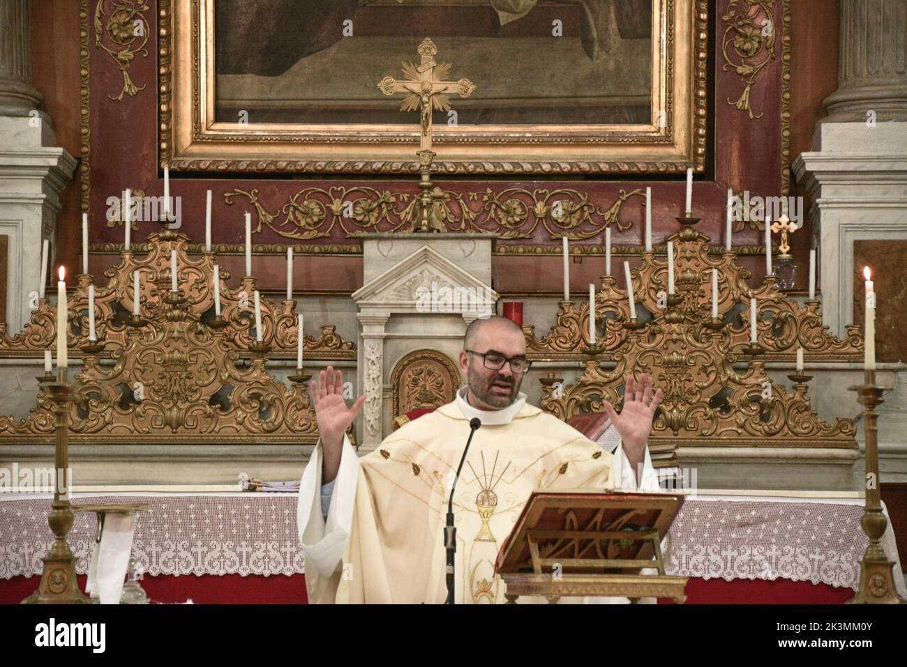 Un Sacerdote Dando Un Discurso En Una Ceremonia Religiosa En La Iglesia