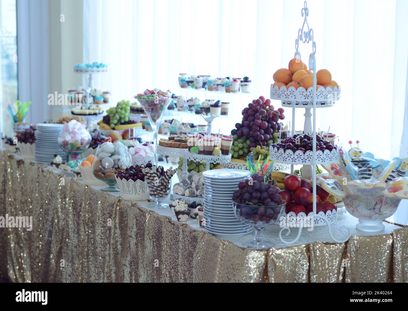 Bar de dulces. Mesa con dulces, dulces, postres. Bar de dulces ...