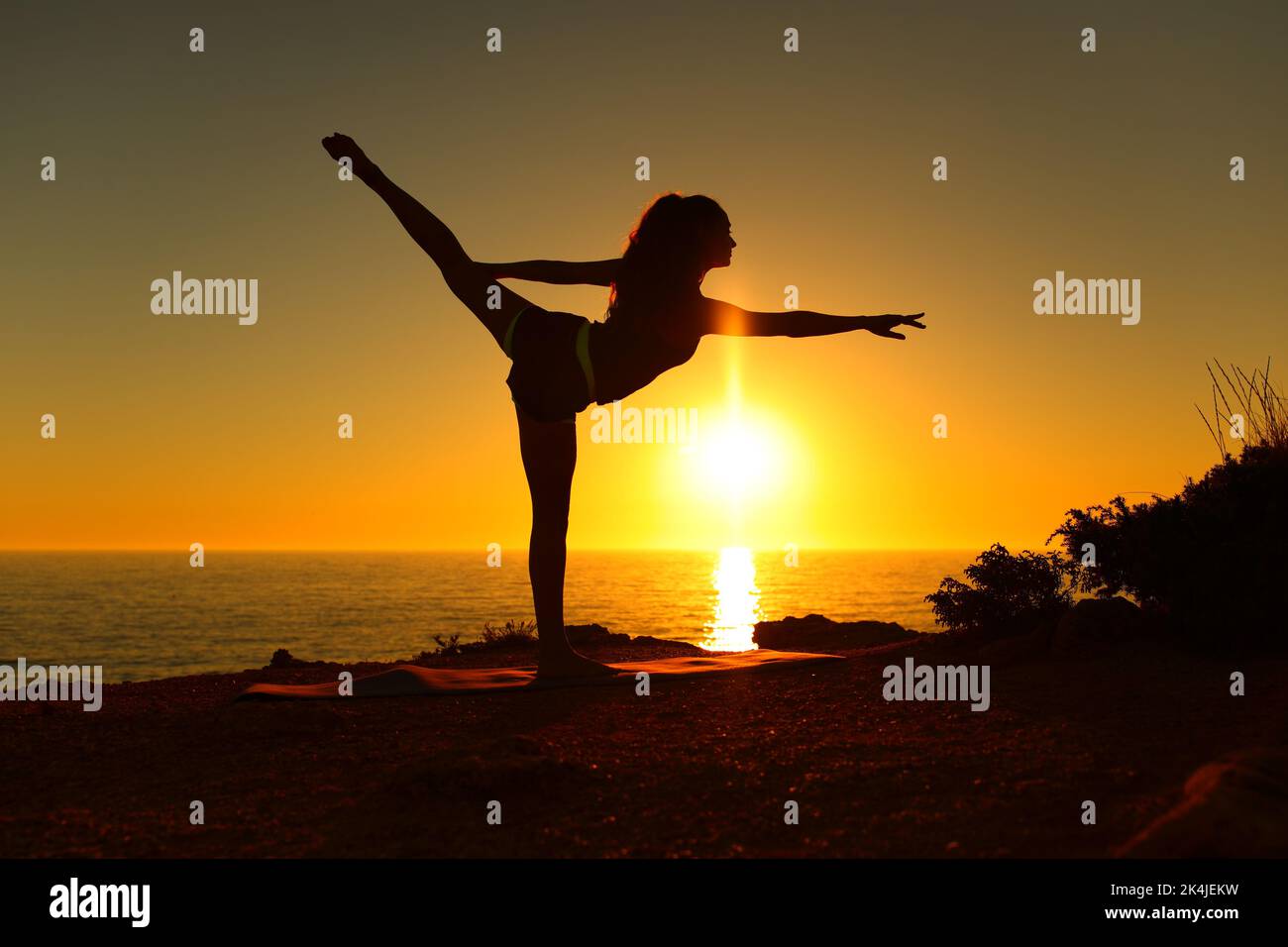 Perfil De Una Silueta De Bailarina Retroiluminada Que Se Extiende Ballet Bailando Al Atardecer