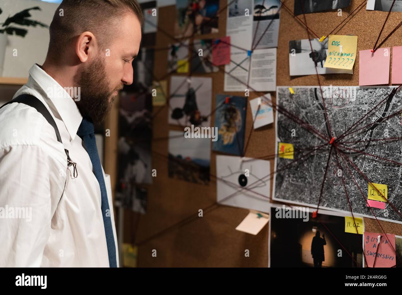 Detective Mirando El Tablero De Pruebas Con Escenas Del Crimen Fotos