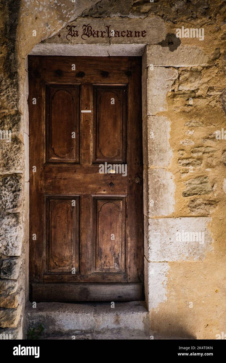 Antigua Puerta De Madera De Una Casa De Piedra Medieval En El Pueblo De