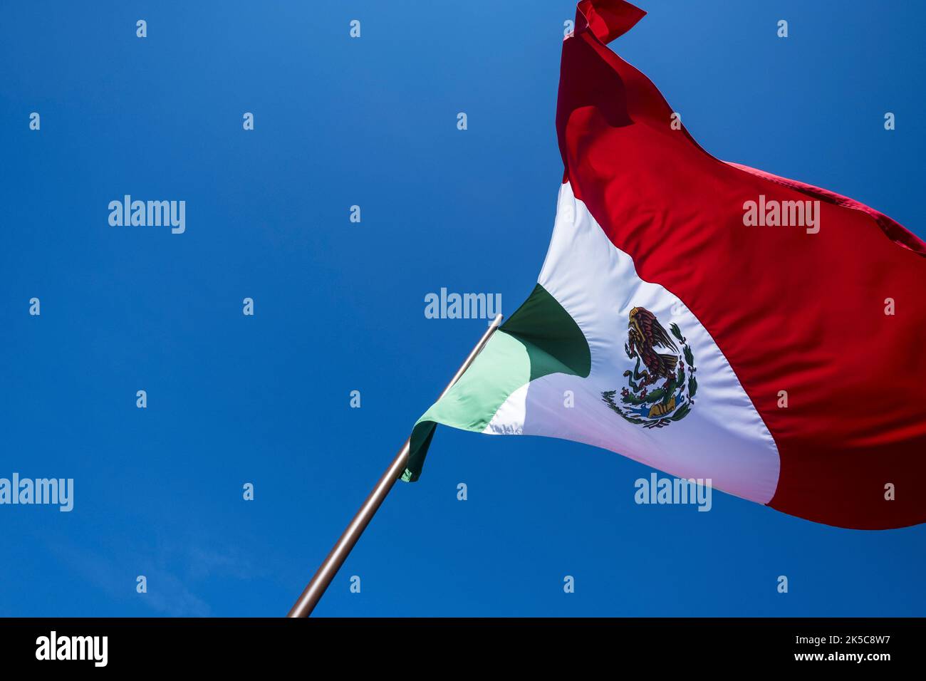 Bandera de méxico ondeando fotografías e imágenes de alta resolución ...