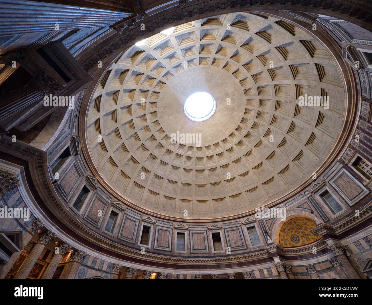 Coffered concrete dome fotografías e imágenes de alta resolución - Alamy