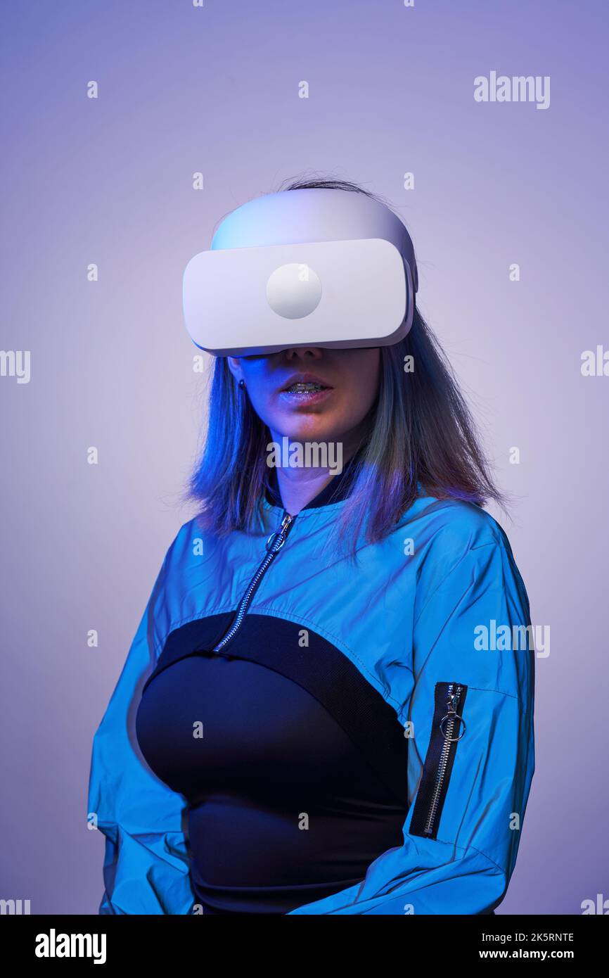 La Mujer Está Utilizando Auriculares De Realidad Virtual Concepto De