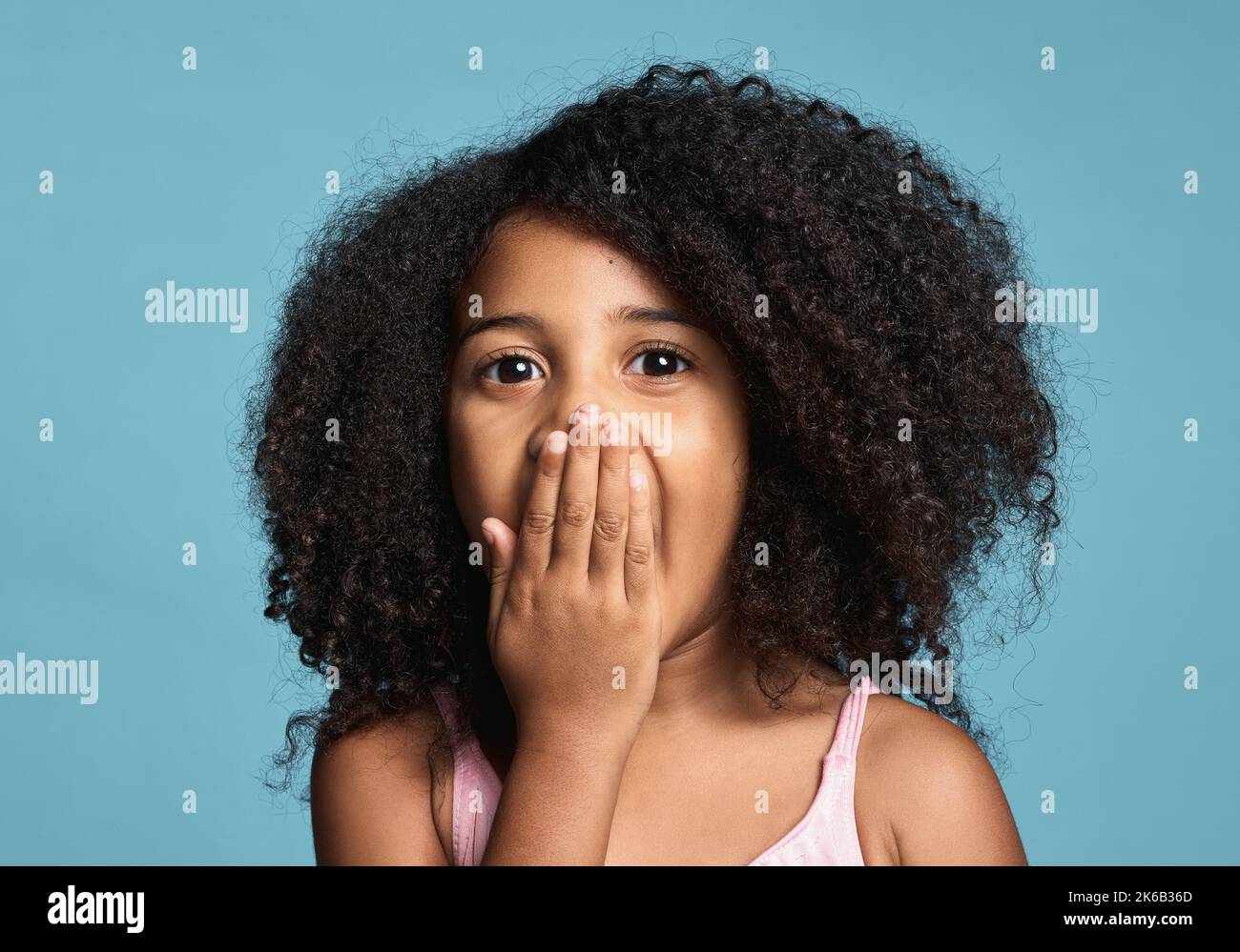 Niño Negro Emocionado