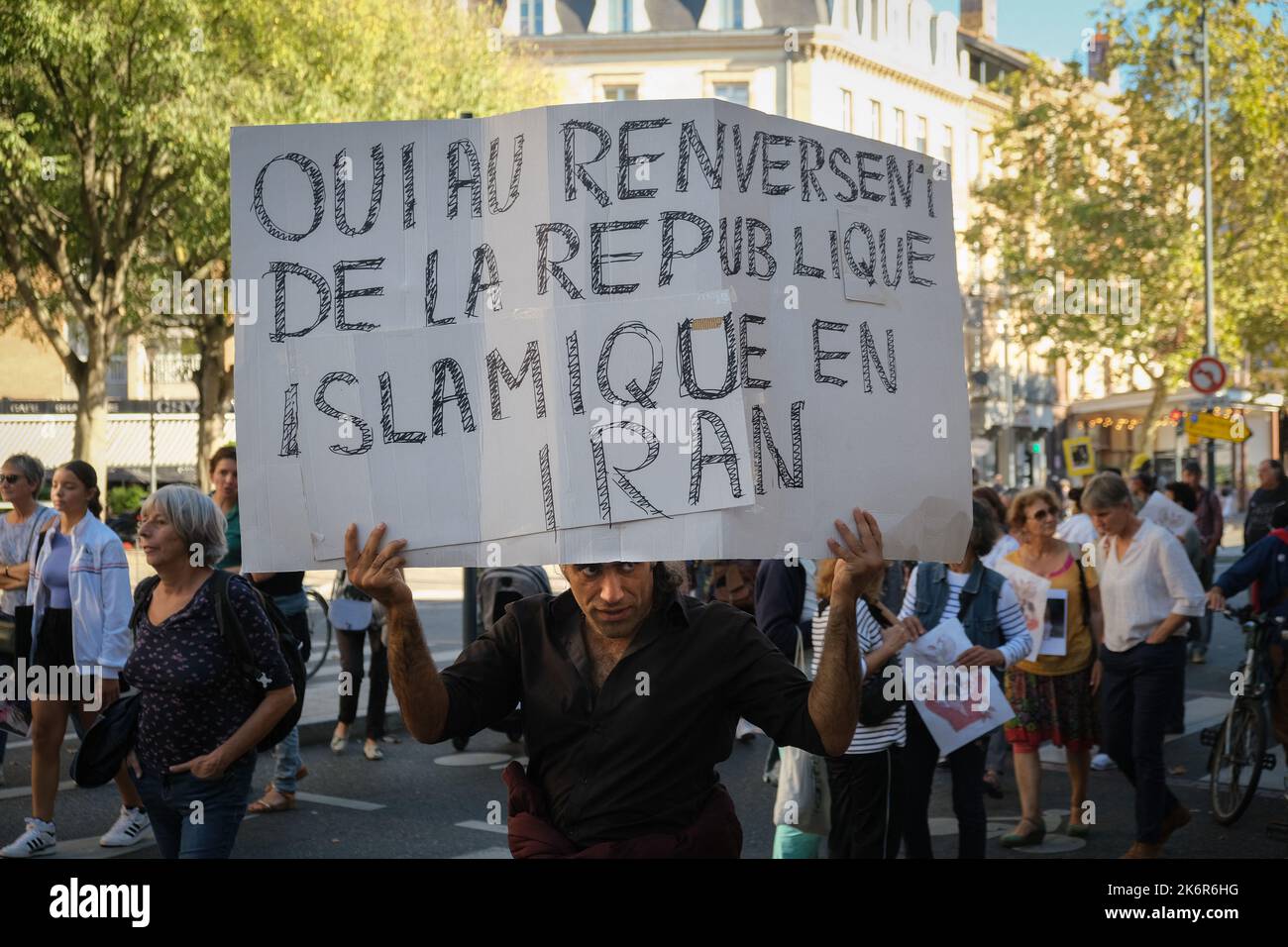 Manifestante Masculino Con El Signo De «sí Al Derrocamiento De La