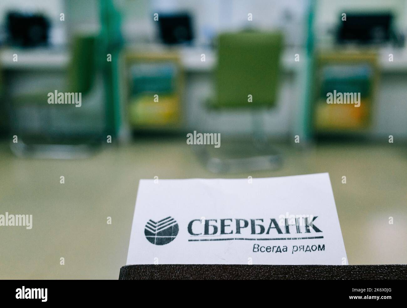 5 de abril de 2018, Moscú, Rusia. Un hombre tiene un pasaporte ruso y ...