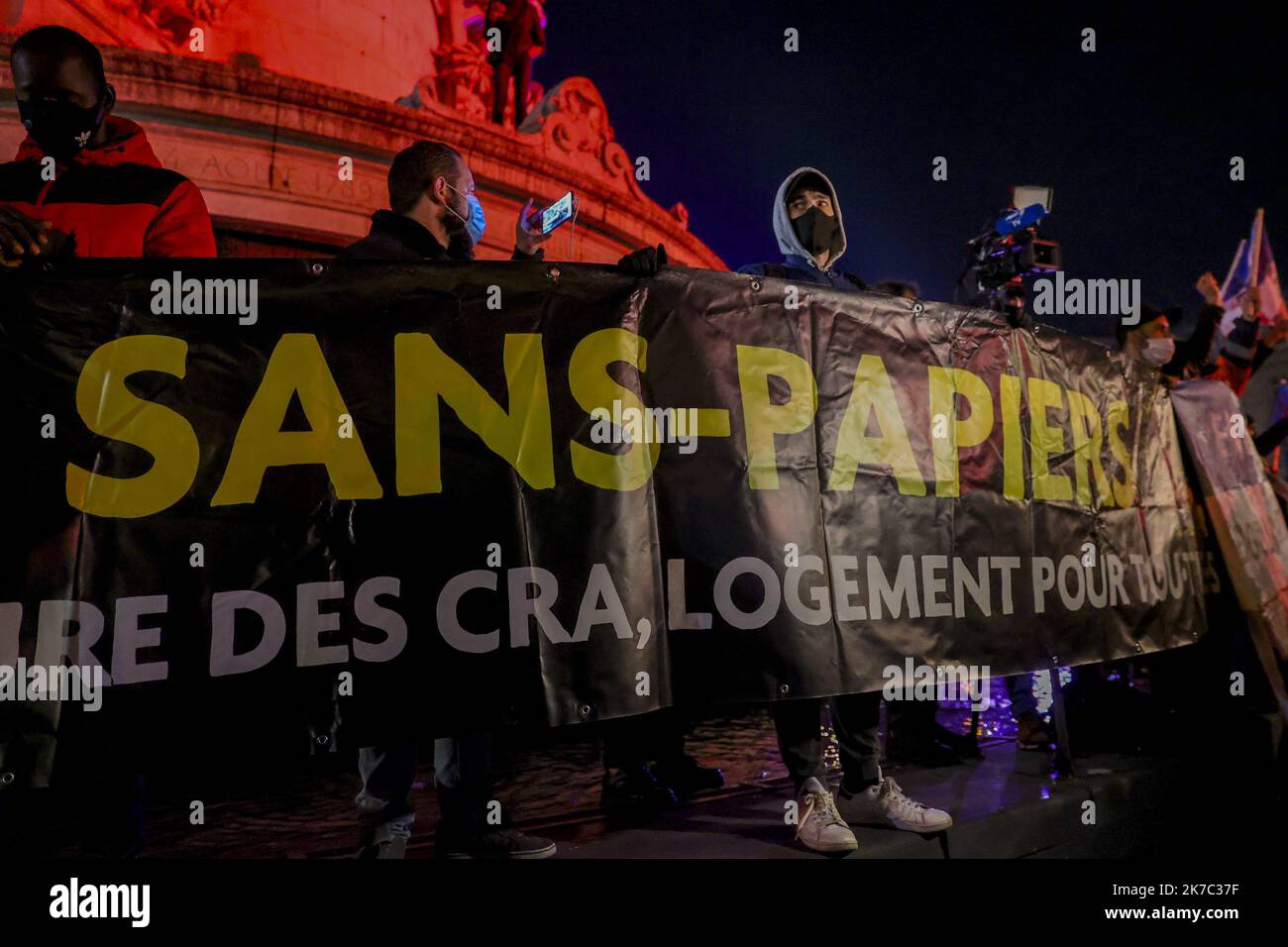 ©sebastien Muylaert Maxppp Rassemblement Au Lendemain De Levacuation