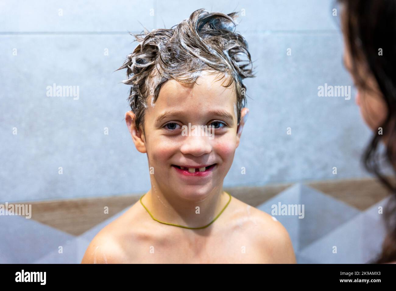 El Niño Preescolar Se Lava La Cabeza En El Baño Con Champú Fotografía De Stock Alamy