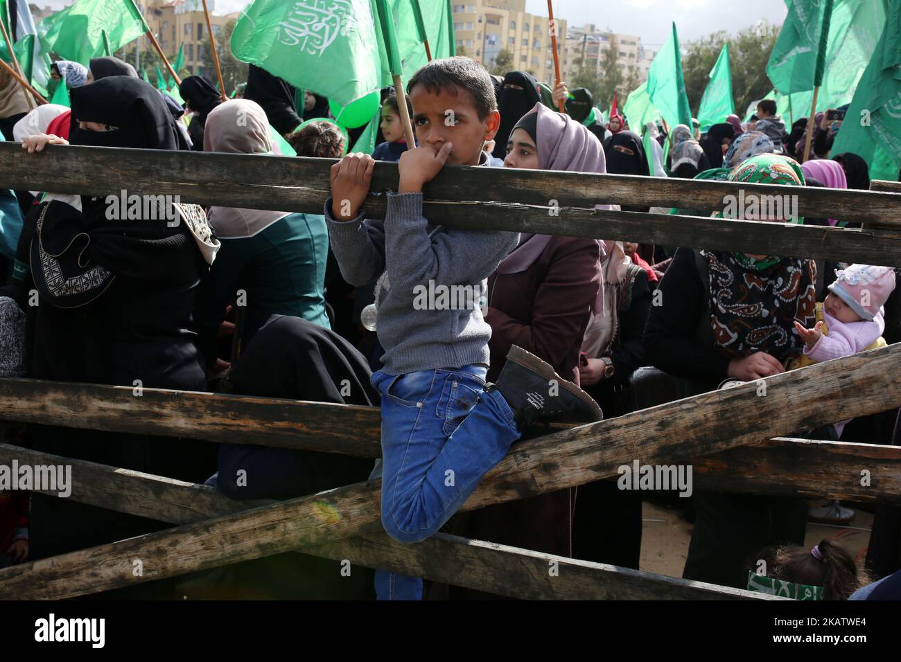 Los Partidarios Palestinos De Hamas Asisten A Una Manifestación En La