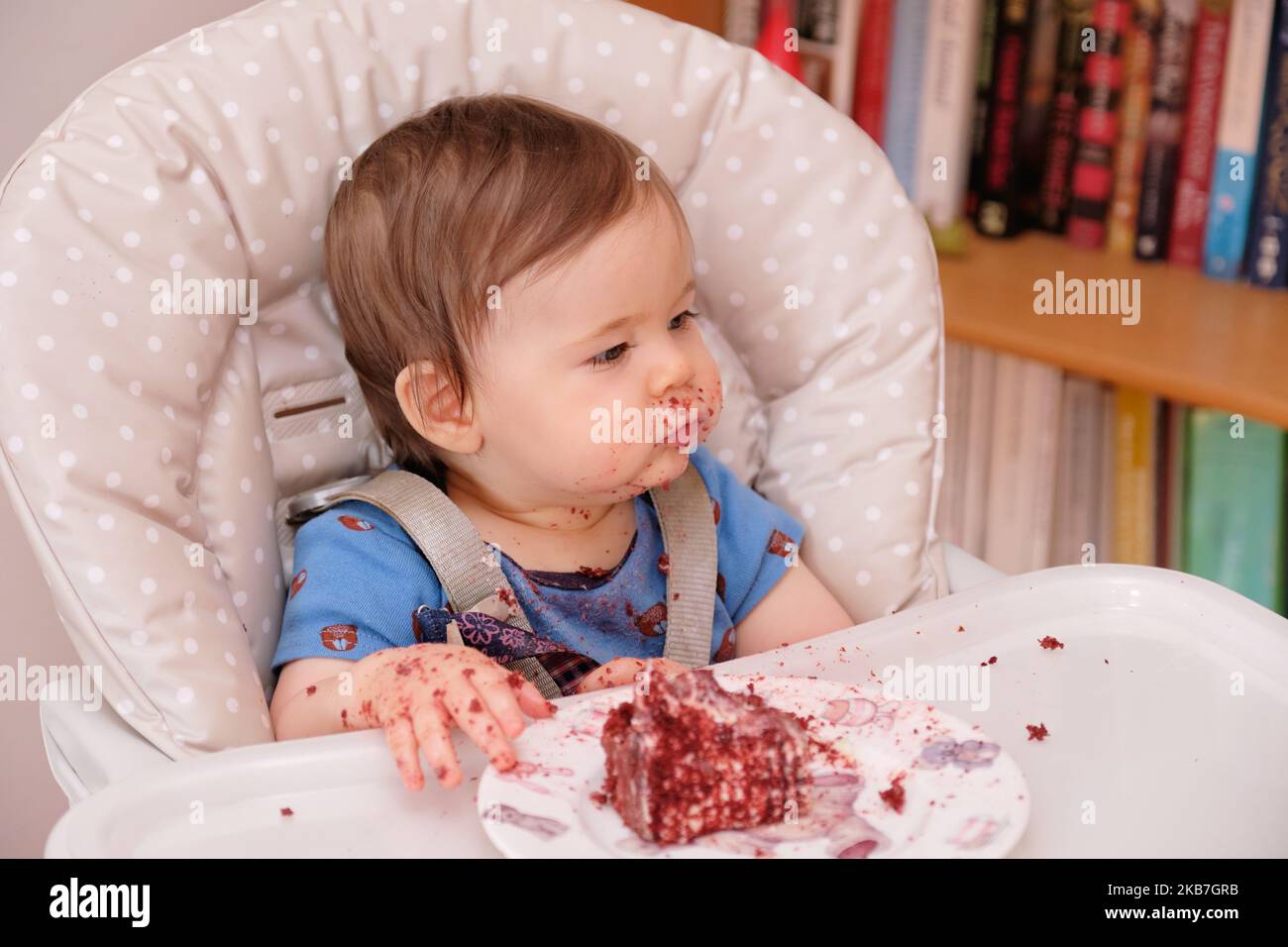 Niños Comiendo Pastel Cumpleaños Fotografías E Imágenes De Alta