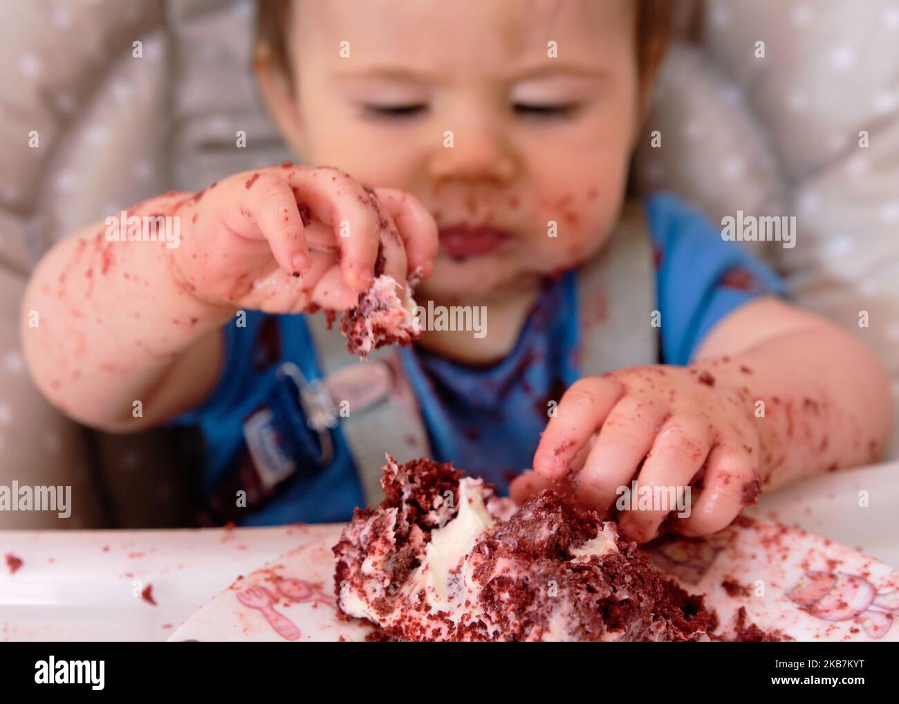 Niño Comiendo Pastel Fotografías E Imágenes De Alta Resolución Página