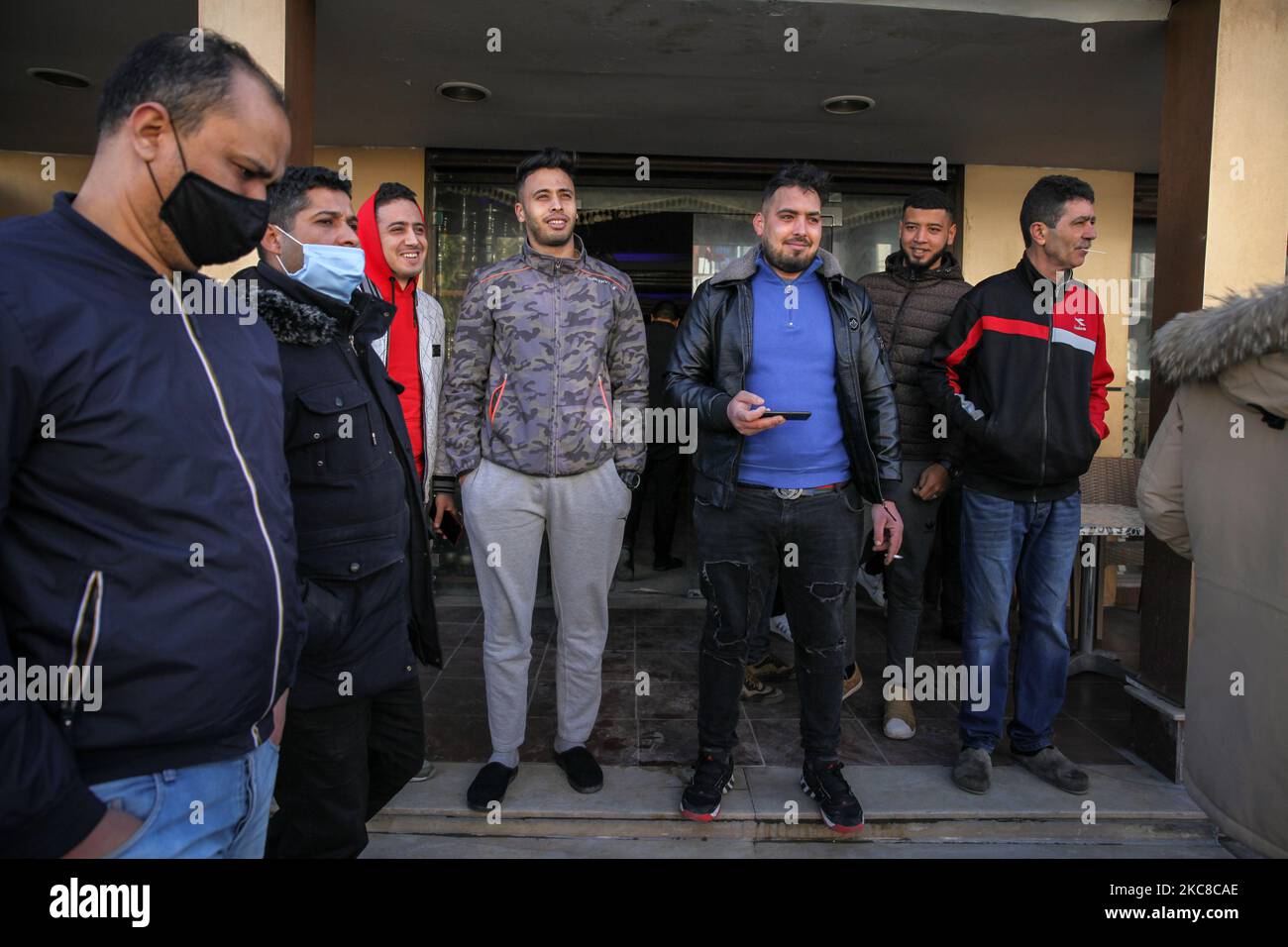 Jóvenes Vistos En El Café De Un Barrio Duro De La Popular Ciudad De