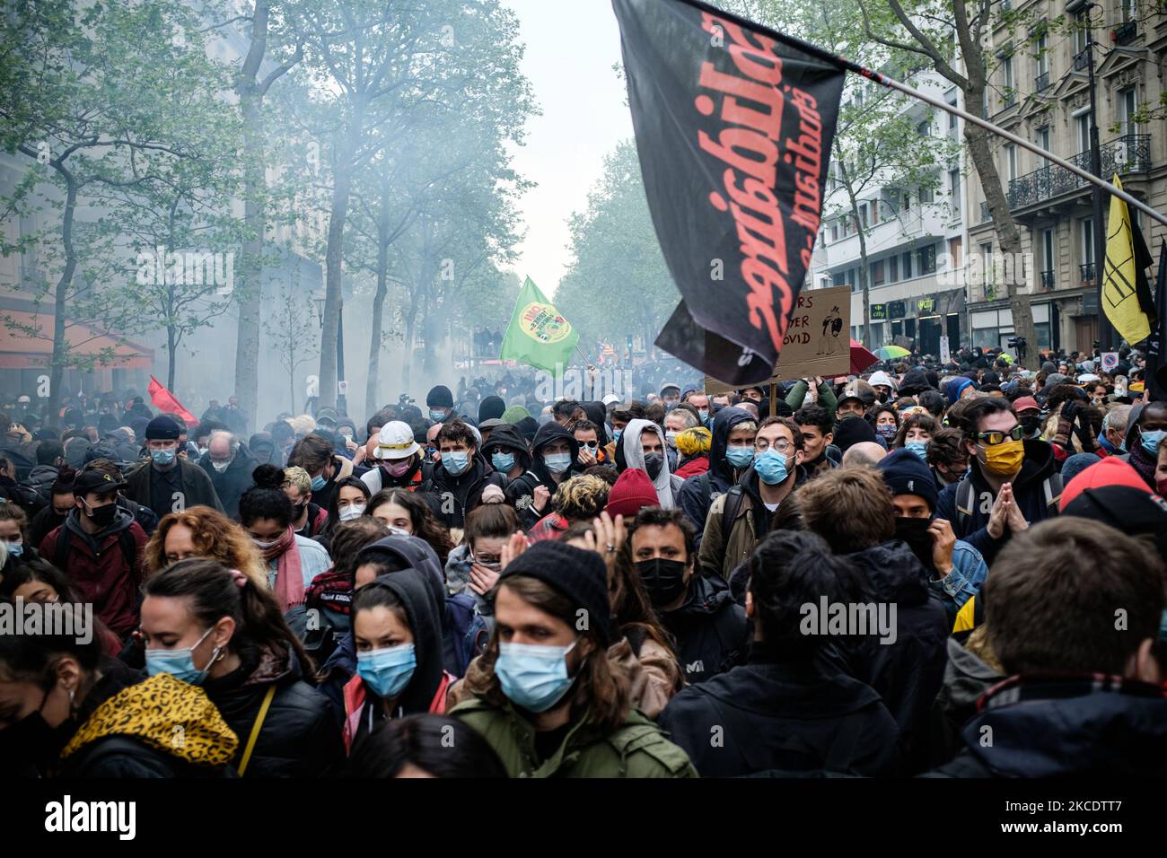 Manifestantes Pacíficos Huyen De Los Gases Lacrimógenos Disparados Por