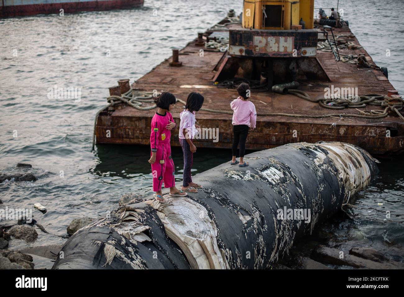 Niños Jugando Entre Los Restos De Un Barco En La Costa Del Norte De La