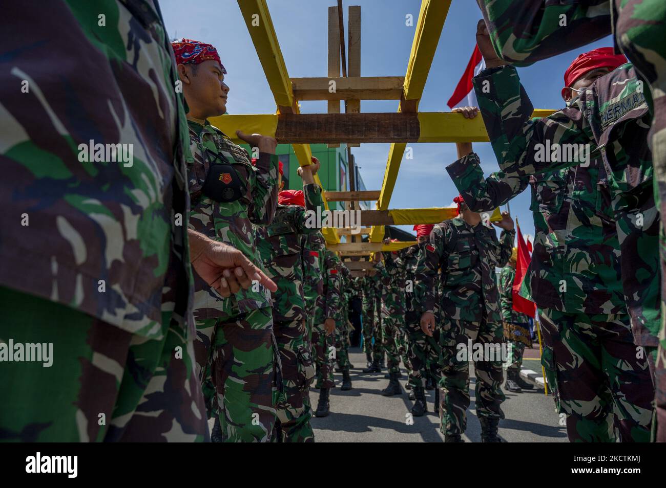 Los Soldados De Las Fuerzas Armadas Nacionales Indonesias Transportan