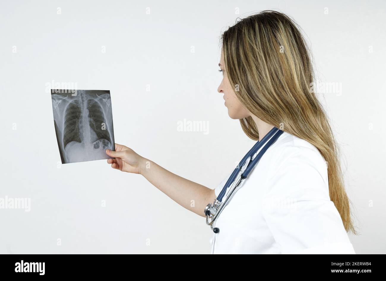 Medicina Y Concepto De Salud Una Joven Doctora Examina Una Radiografía