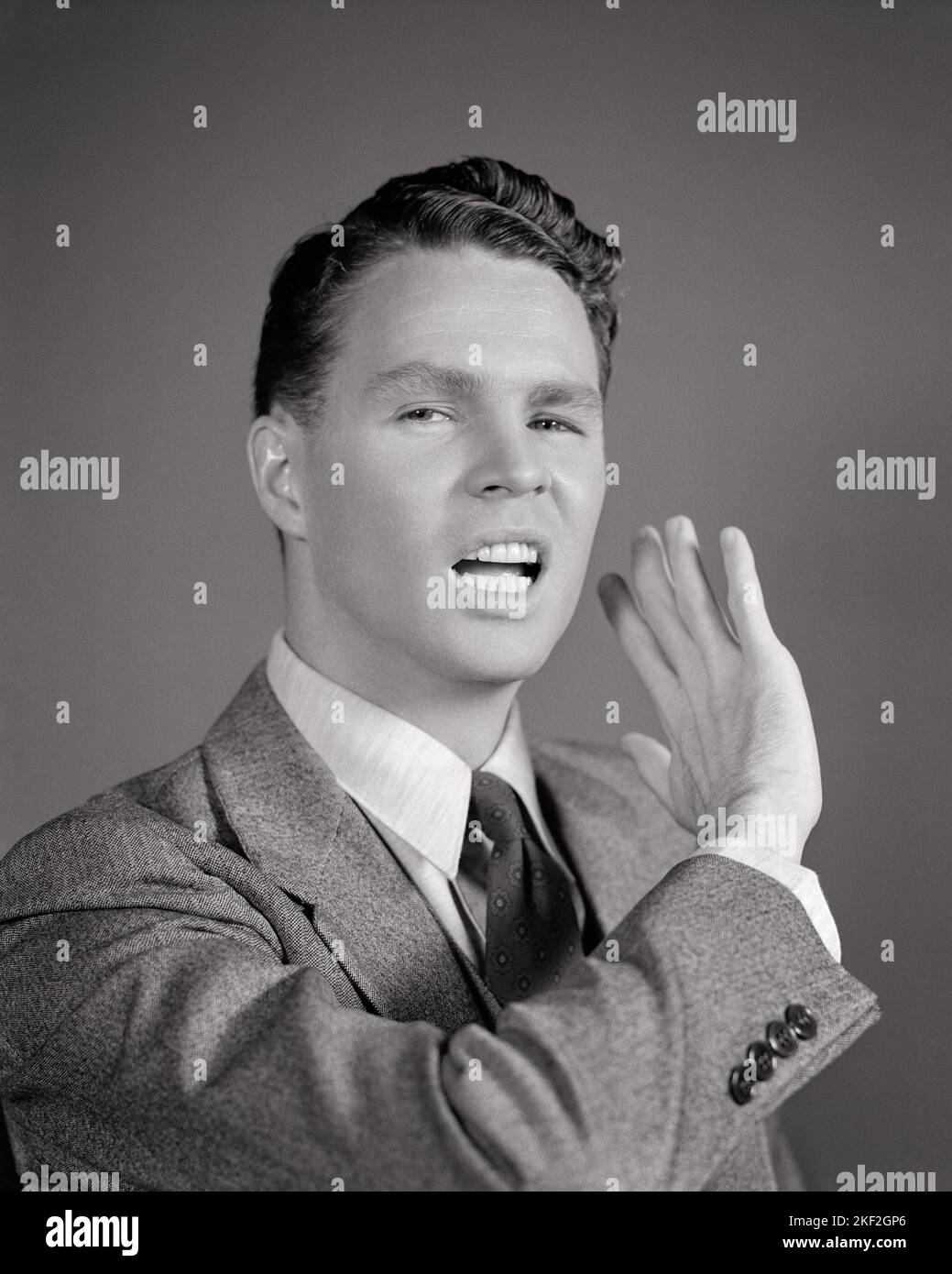 1940s Joven Con Una ExpresiÓn Facial Arrogante Y Enojada Levantando Su