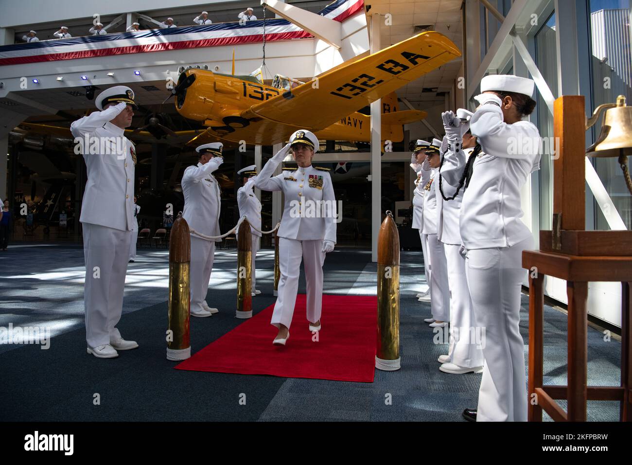 ADM. Trasera Cynthia A. Kuehner, oficial al mando del Comando de Apoyo ...