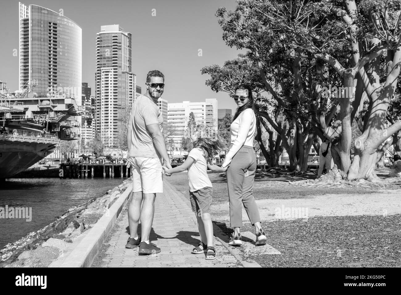 Padres Felices Con El Niño Mamá Papá Y El Hijo Aman Relajan Juntos Adopción Y Caridad