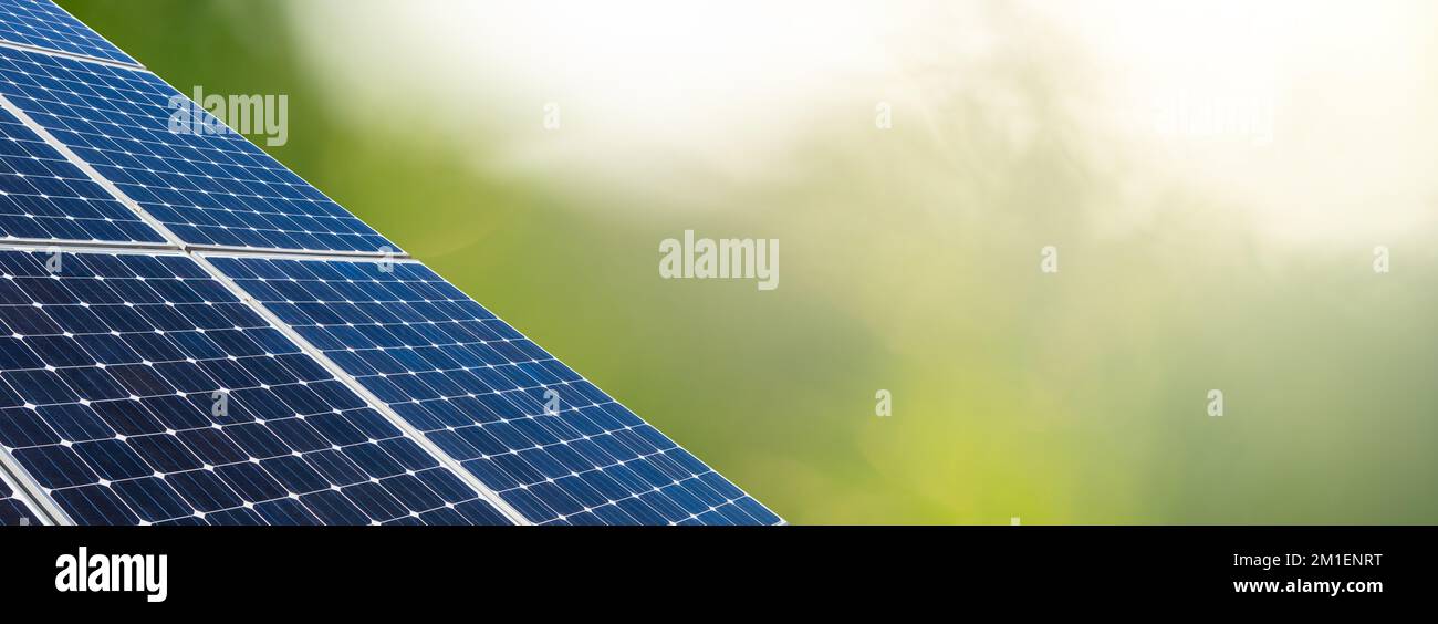 Panel solar con fondo verde fotografías e imágenes de alta resolución ...